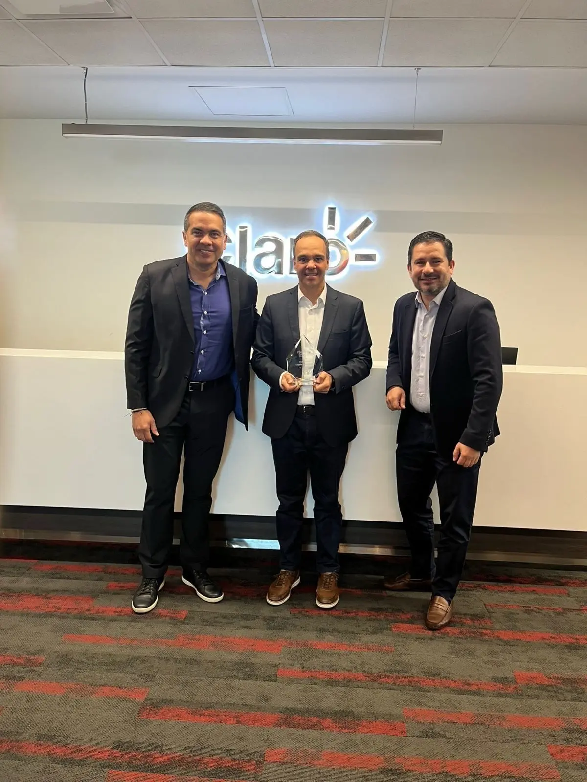 Claro Colombia recibe reconocimiento por el despliegue de fibra óptica ...